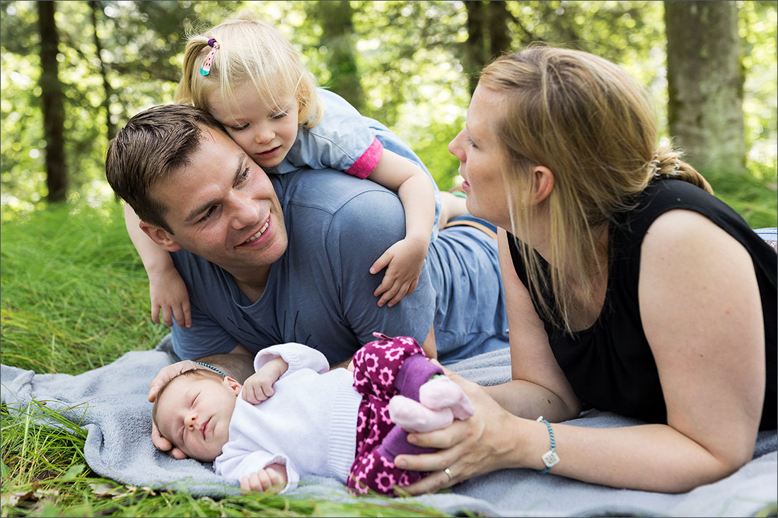 Natürliches Familien Fotoshooting im Wald - Fotografin Soraya Burger ...