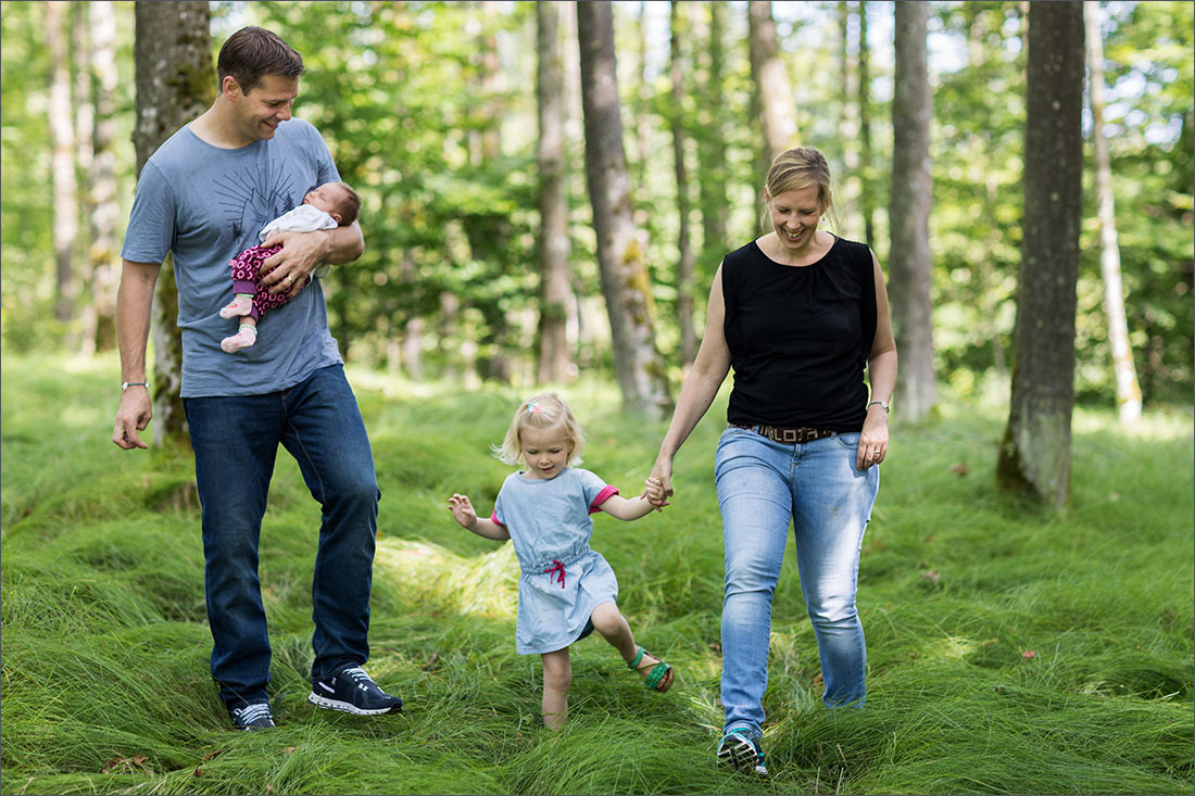 Natürliches Familien Fotoshooting im Wald - Fotografin Soraya Burger ...